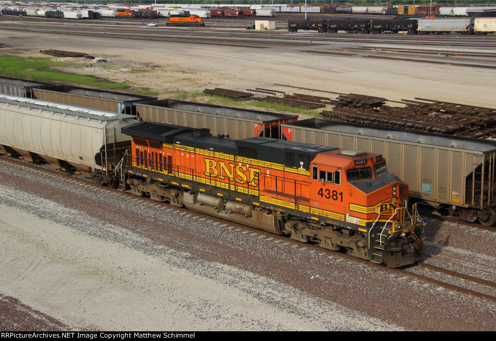 BNSF 4381 - DPU